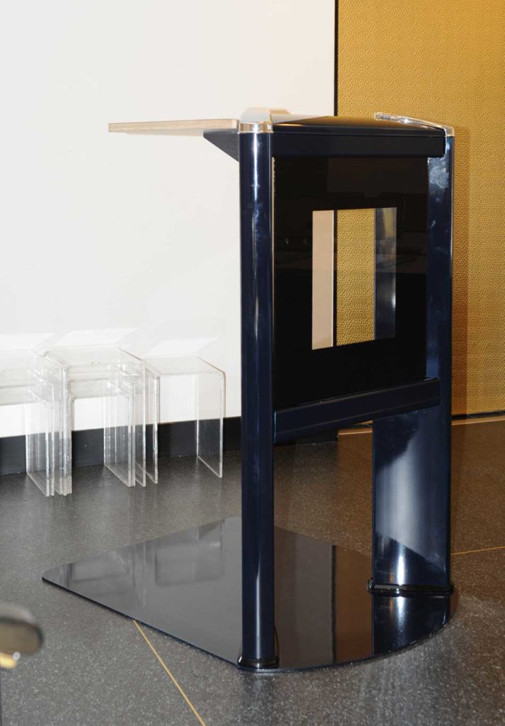 Lessenaar met geintegreerd LCD-scherm voor foto en/of videopresentatie